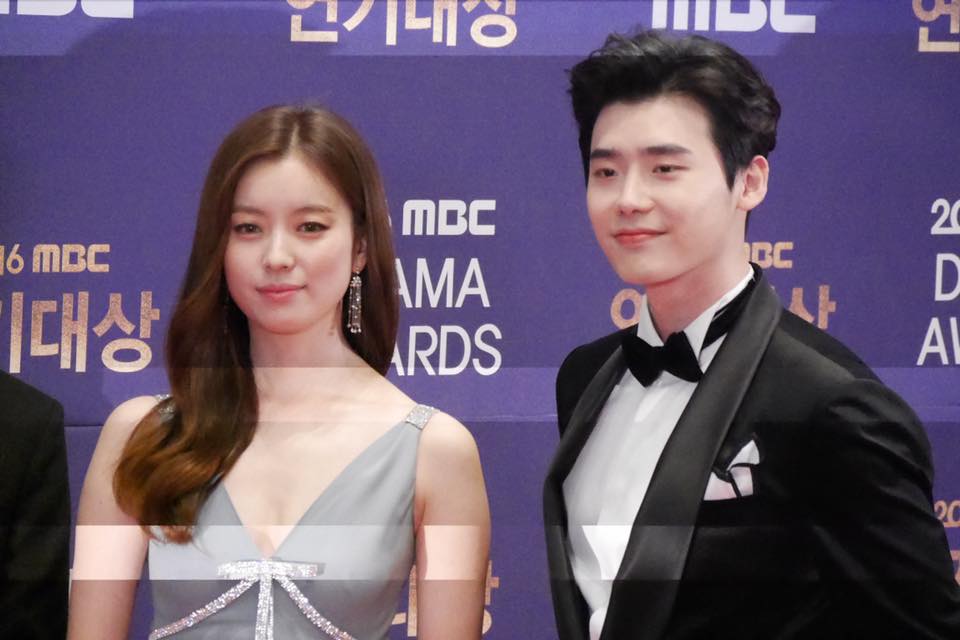 Lee Sung Kyung e ấp, không rời Nam Joo Hyuk nửa bước trên thảm đỏ MBC Drama Awards 2016 - Saostar.vn
