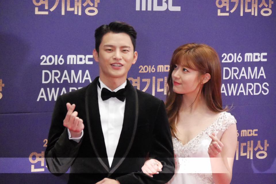 Lee Sung Kyung e ấp, không rời Nam Joo Hyuk nửa bước trên thảm đỏ MBC Drama Awards 2016 - Saostar.vn