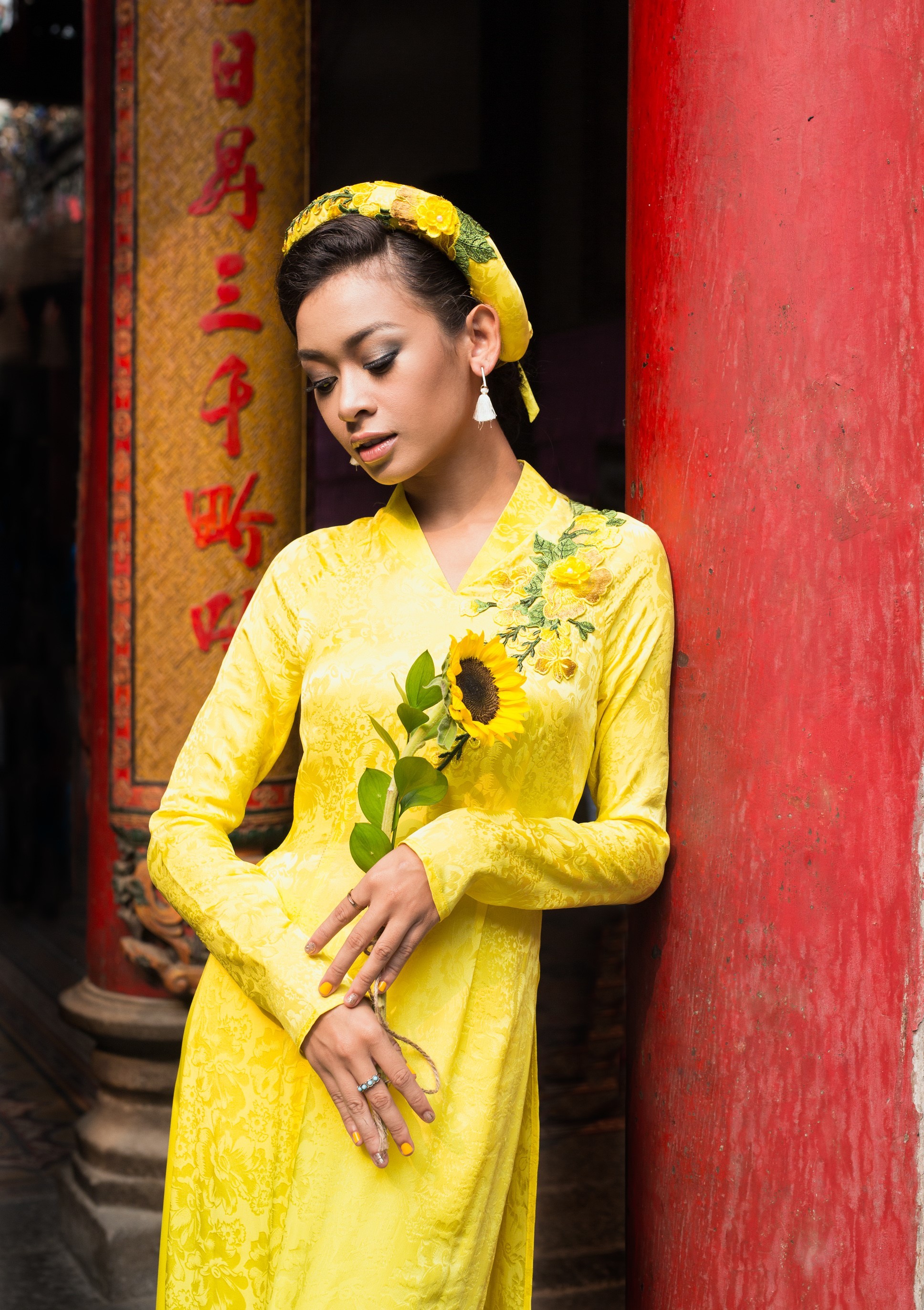 Đóa hồng lai 4 dòng máu Cindy V duyên dáng diện áo dài đón Tết Nguyên ...