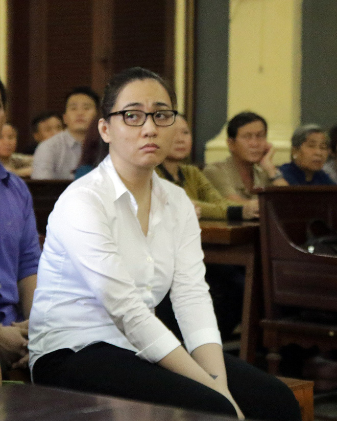 'Hotgirl' ma túy Trần Kim Yến xuất hiện với gương mặt vô hồn, giả điên tại tòa - Saostar.vn