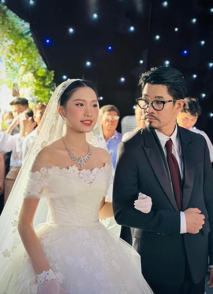 Bố mẹ Doãn Hải My gây chú ý bởi visual trẻ trung, phong độ ngời ngời - Saostar.vn