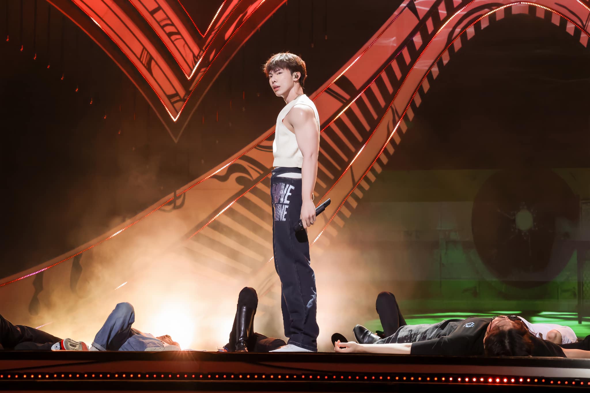 ERIK khoe múi, ngoại hình như 'đá tảng' trên sân khấu ở Hàn Quốc ...