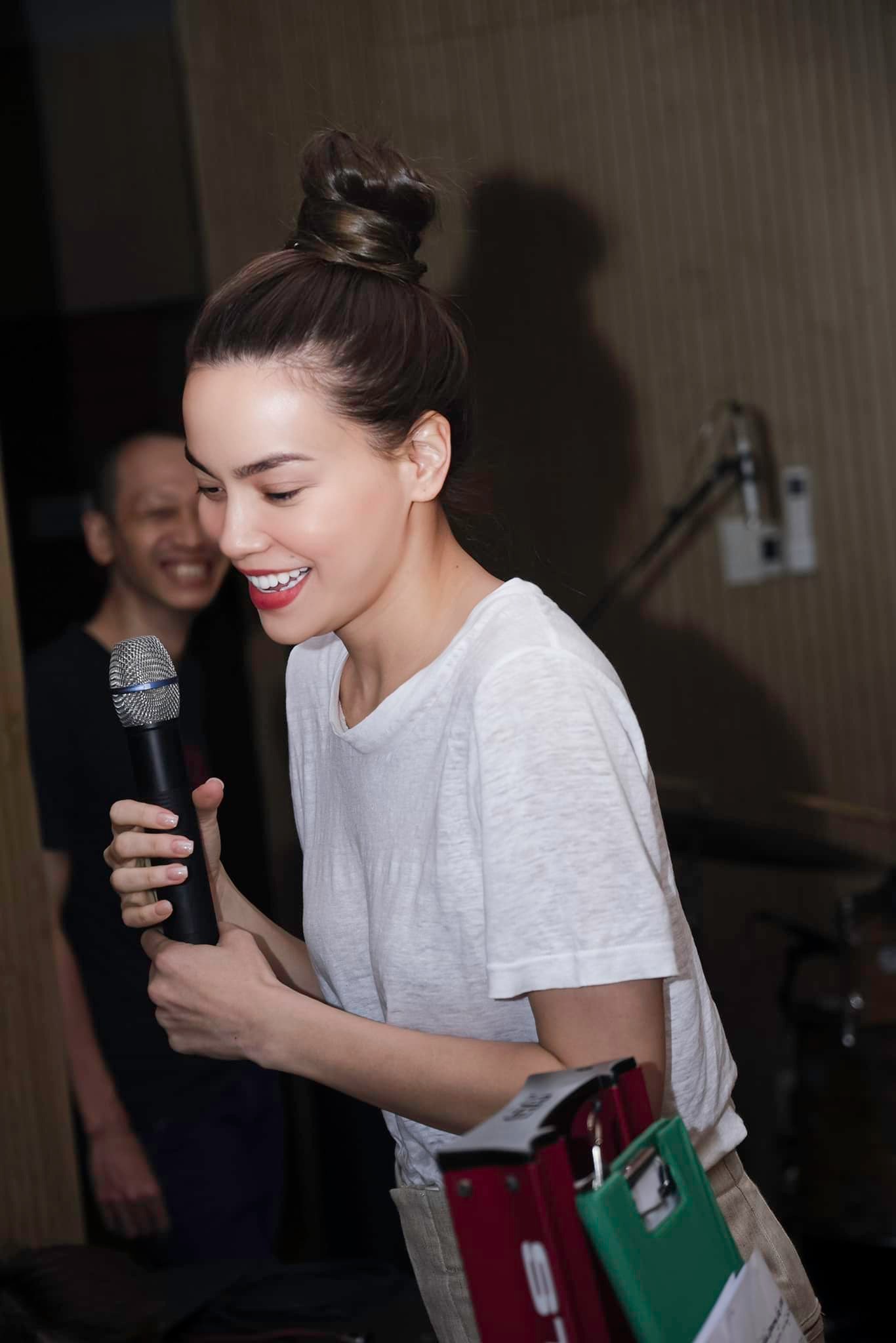 Lisa - Leon bất ngờ 'đột nhập' vào phòng tập nhạc của Hồ Ngọc Hà ...