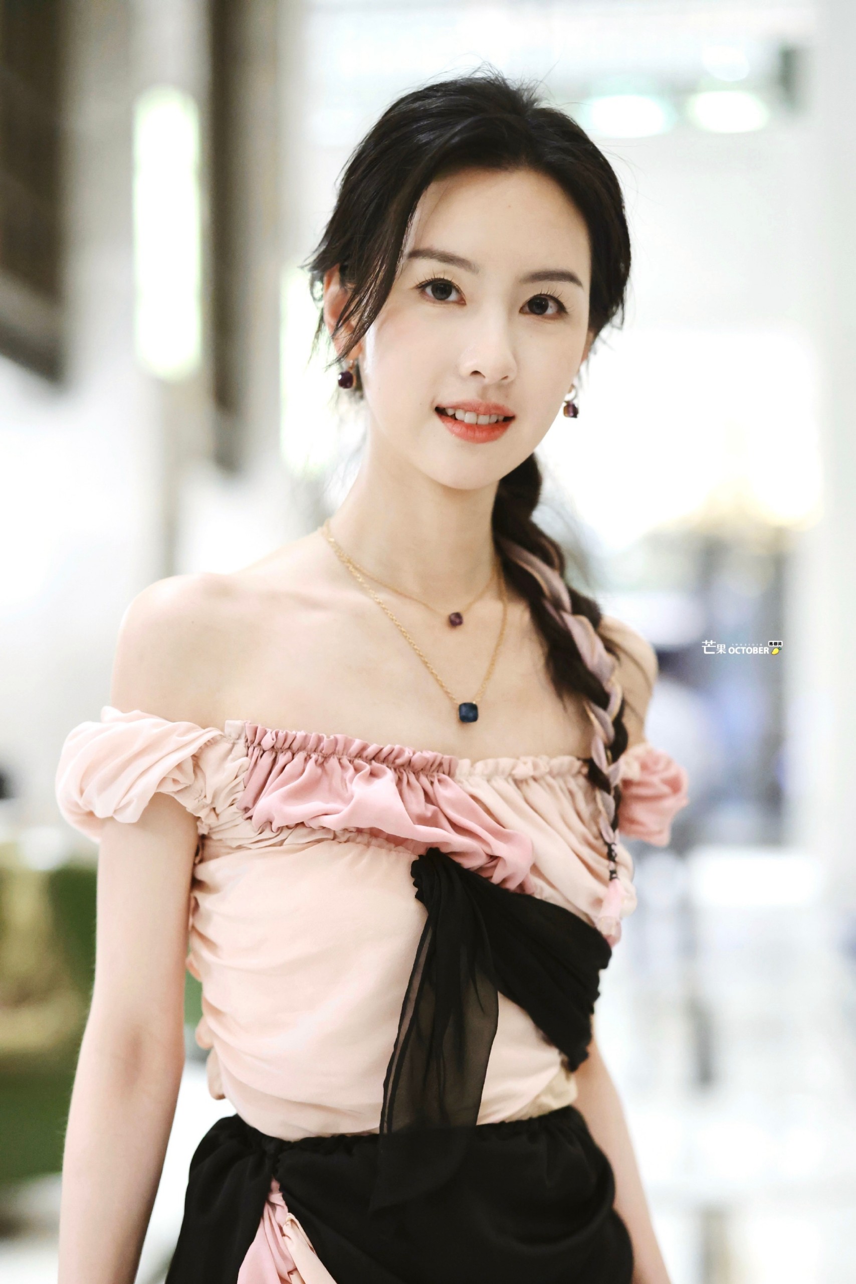 Trần Đô Linh 'đắp vải vụn' tham dự sự kiện - Saostar.vn