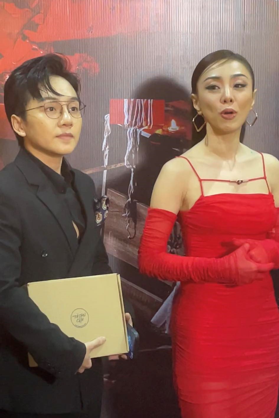 Cậu Ba Kenji '5 lần 7 lượt' chỉnh váy cho Miko Lan Trinh - Saostar.vn