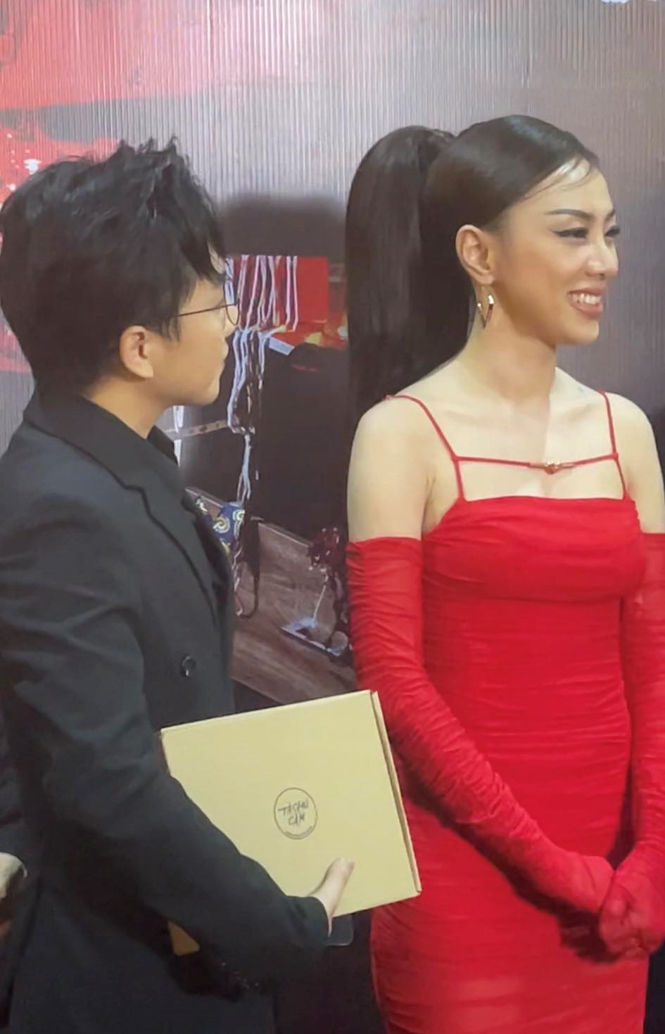 Cậu Ba Kenji '5 lần 7 lượt' chỉnh váy cho Miko Lan Trinh - Saostar.vn