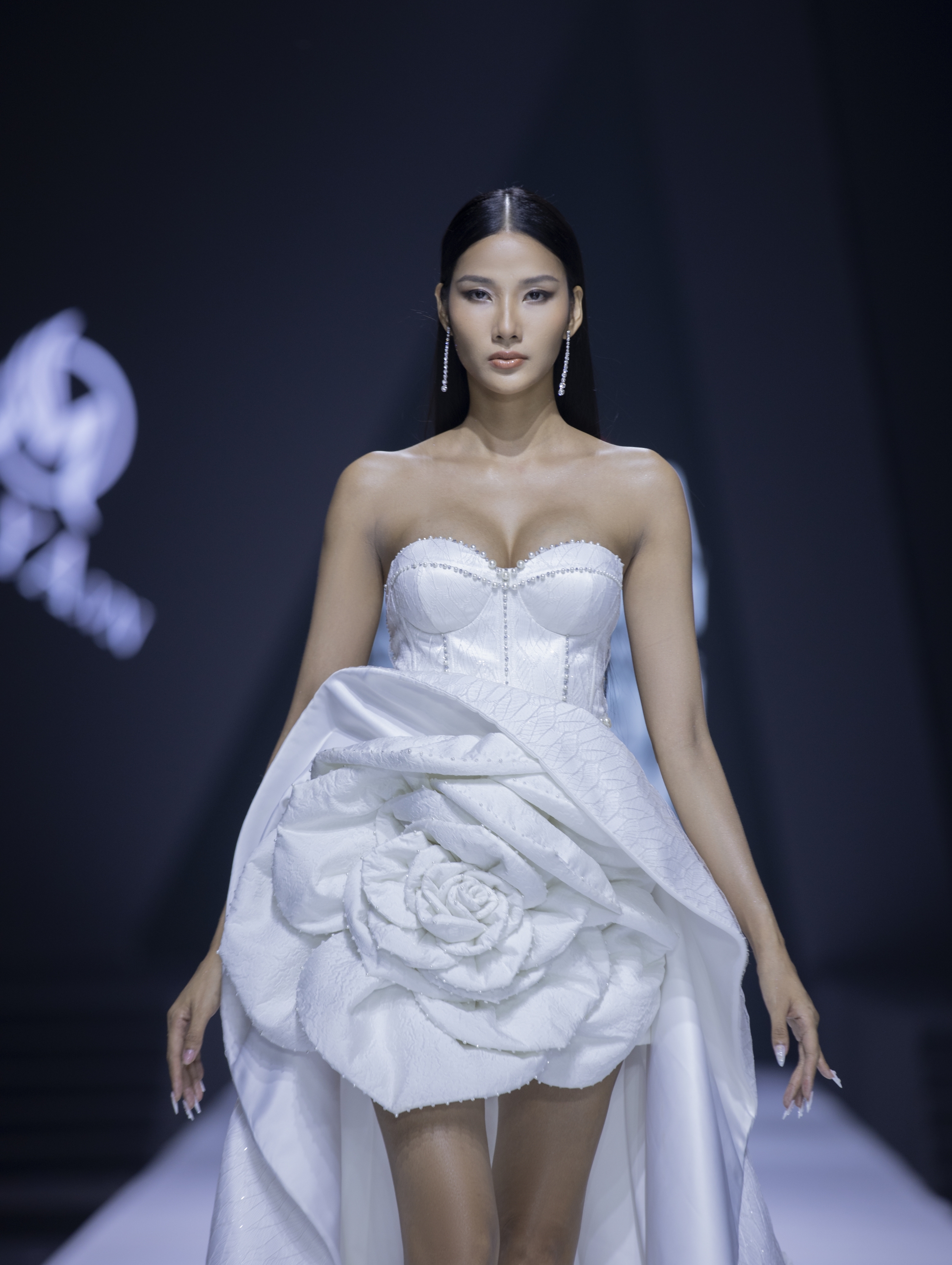 H'Hen Niê - Hoàng Thuỳ hội ngộ, khí chất đỉnh nhất nhì làng mẫu Việt ...