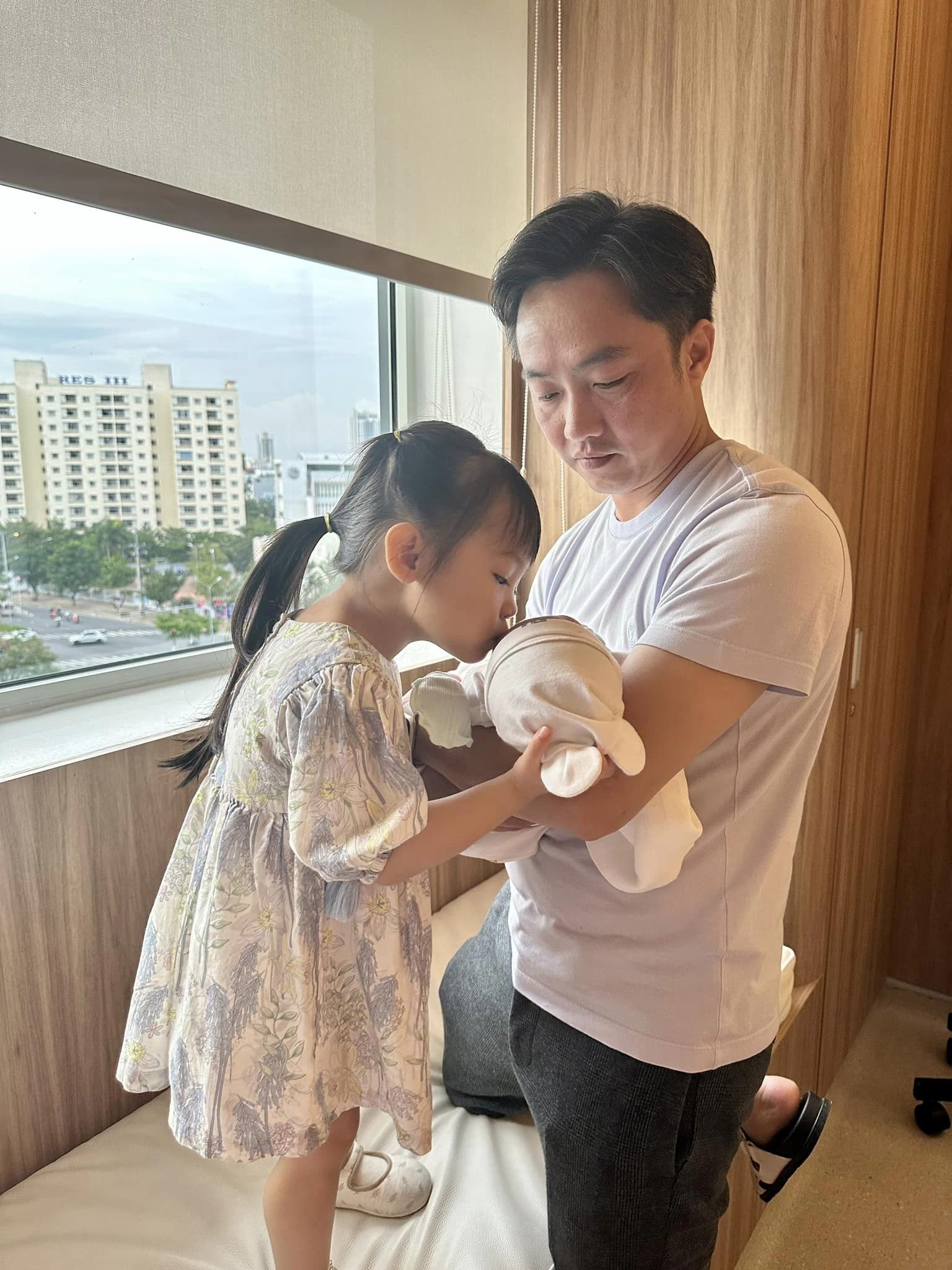 Khung ảnh gia đình hạnh phúc của Cường Đô La và Đàm Thu Trang - Saostar.vn