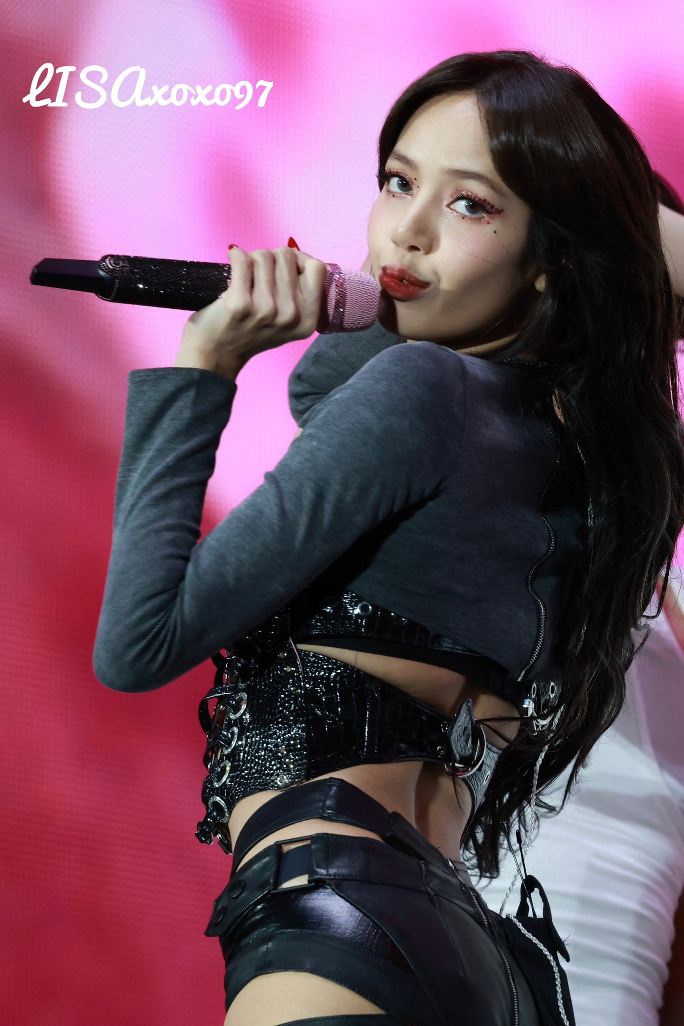 Lisa diện quần cắt xẻ tận eo lên sân khấu: 10 điểm nóng bỏng! - Saostar.vn