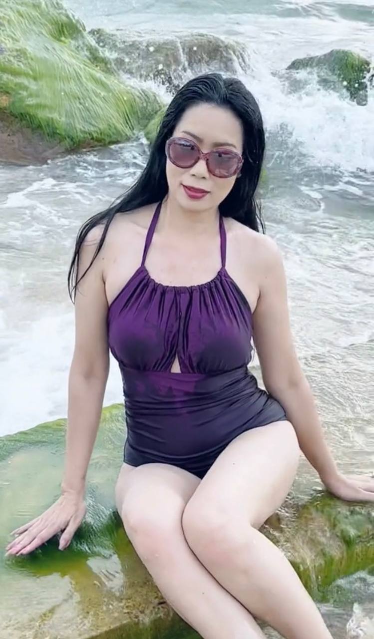 Trịnh Kim Chi mặc đồ tắm khoe dáng ở biển - Saostar.vn