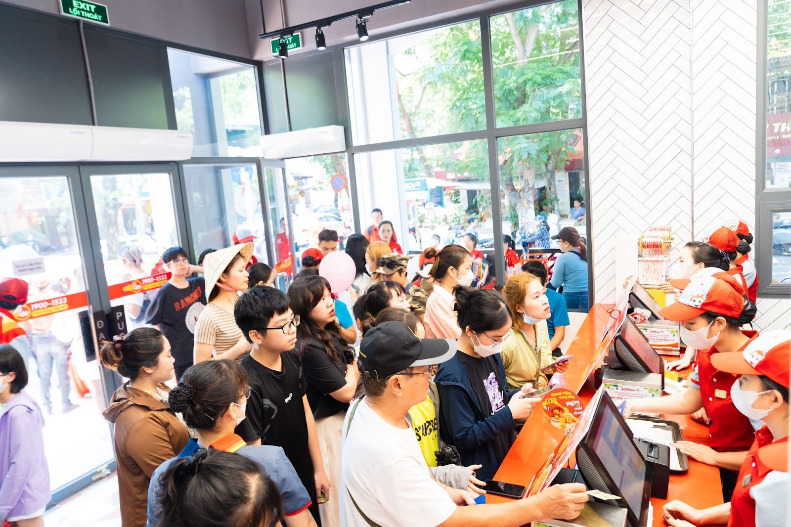 Cửa hàng thứ 6 tại Hà Nội của Jollibee có gì 'độc lạ' khiến GenZ ...