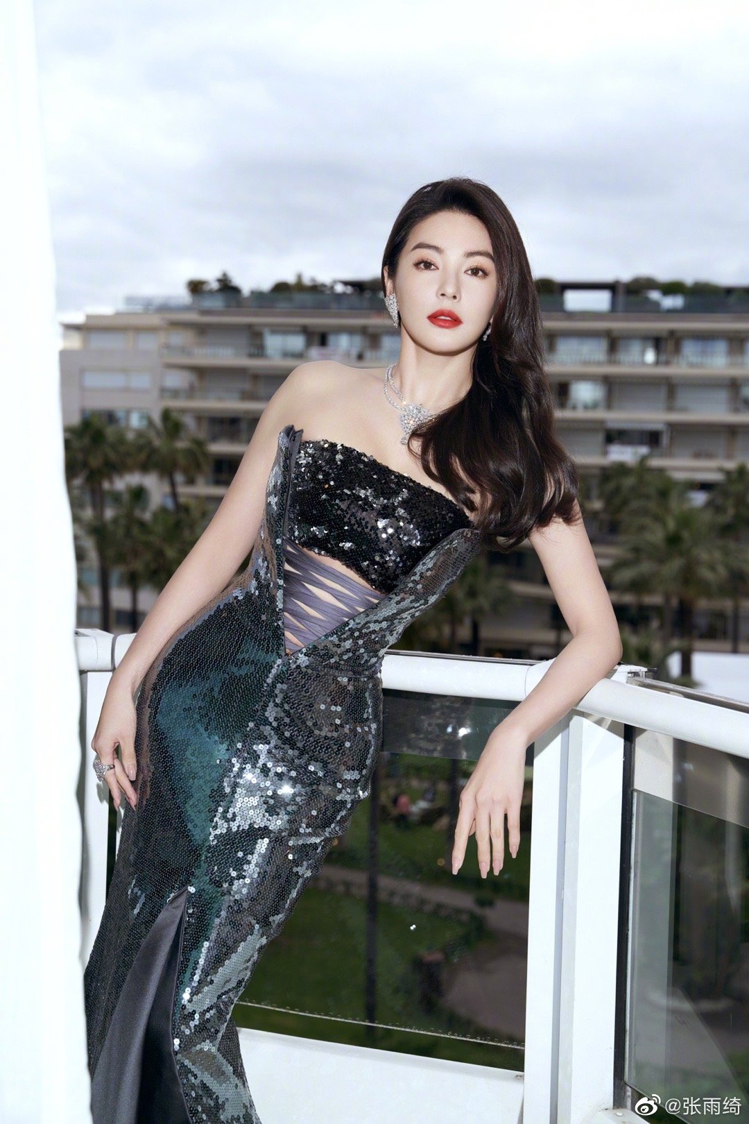 'Song Hye Kyo Trung Quốc' diện bikini khoe 'tuyết lê' căng tràn - Saostar.vn