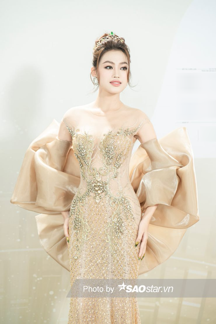 Thảm đỏ MGVN: Hoa hậu đẹp nhất thế giới làm không lại Thanh Thanh Huy - Saostar.vn