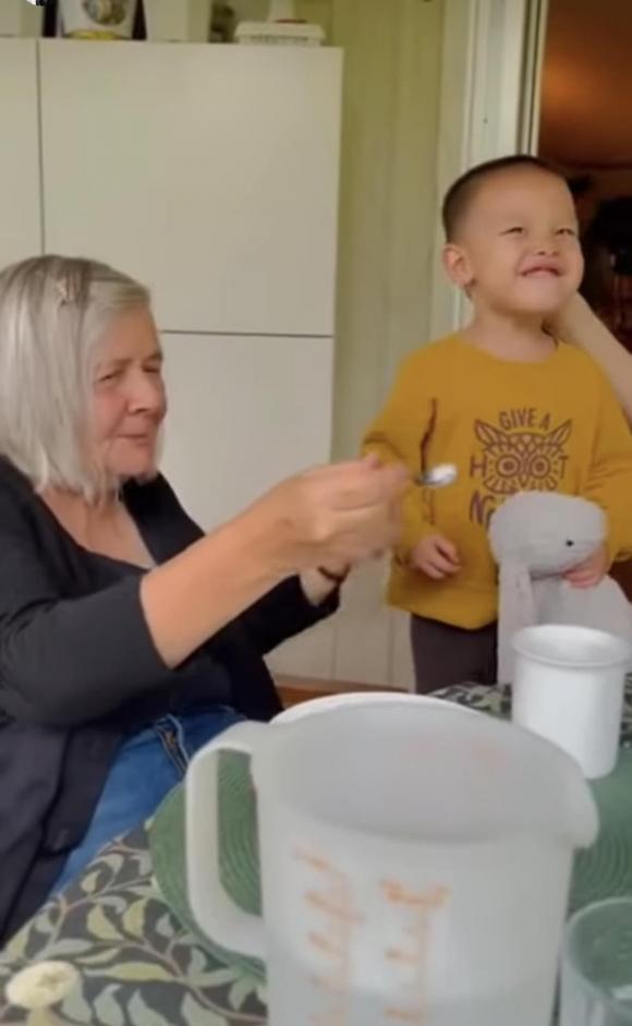 Kim Lý chăm con chu đáo, nhập vai 'bố bỉm' khi vắng bóng Hồ Ngọc Hà ...