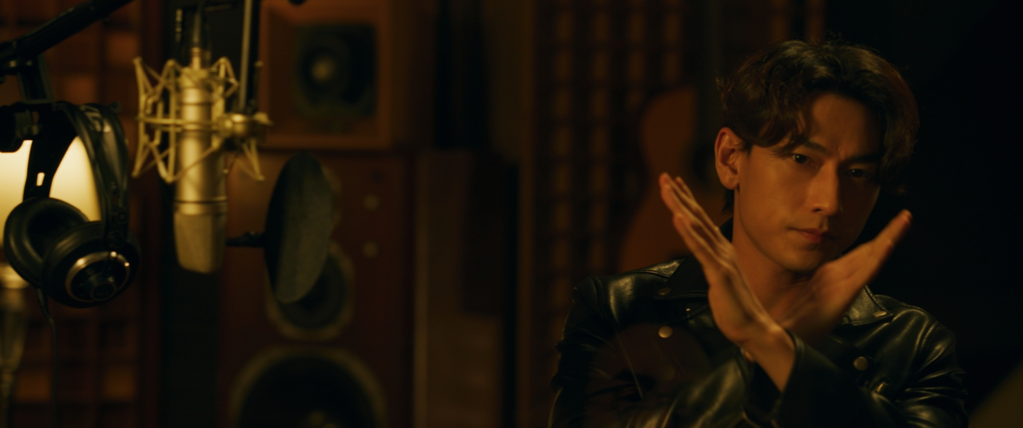 Isaac tái xuất màn ảnh, hợp tác với người đẹp Miss Universe Vietnam