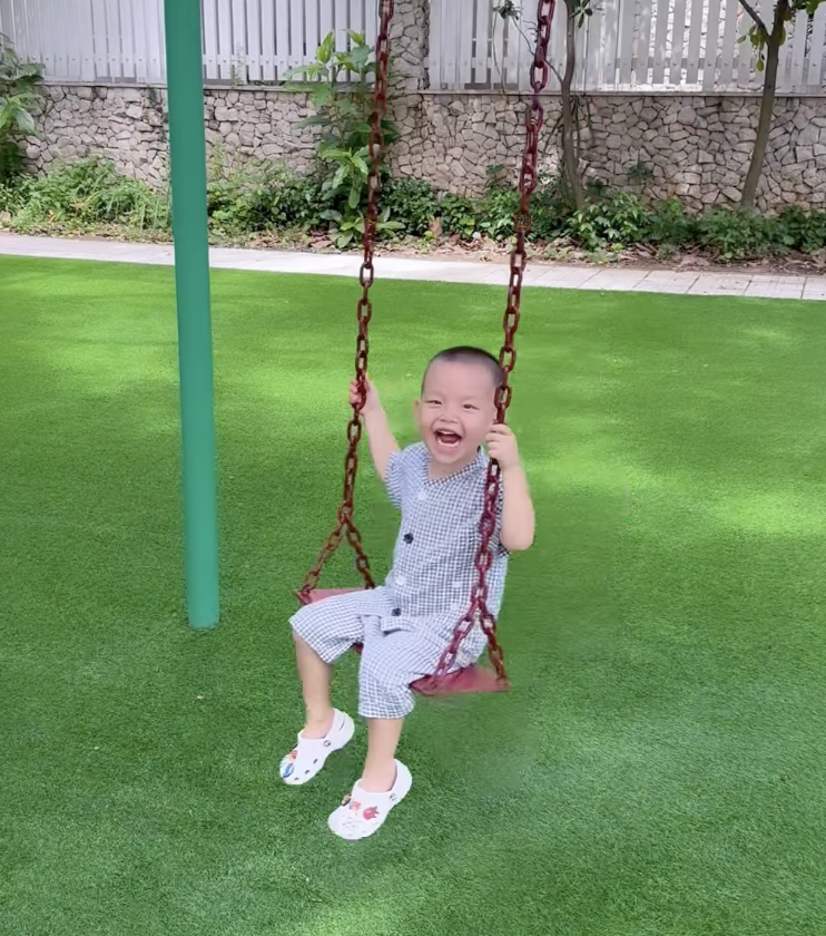 Cuối tuần của nhà Hồ Ngọc Hà: Kim Lý hoá bố bỉm, vóc dáng Leon - Lisa