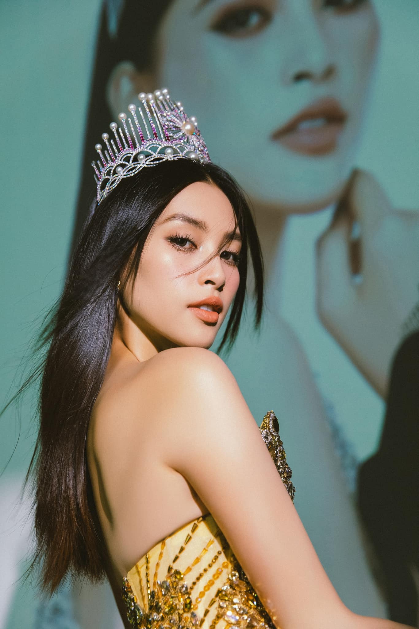 Tiểu Vy chiêu đãi fan loạt ảnh kỉ niệm 5 năm đăng quang với visual rực ...