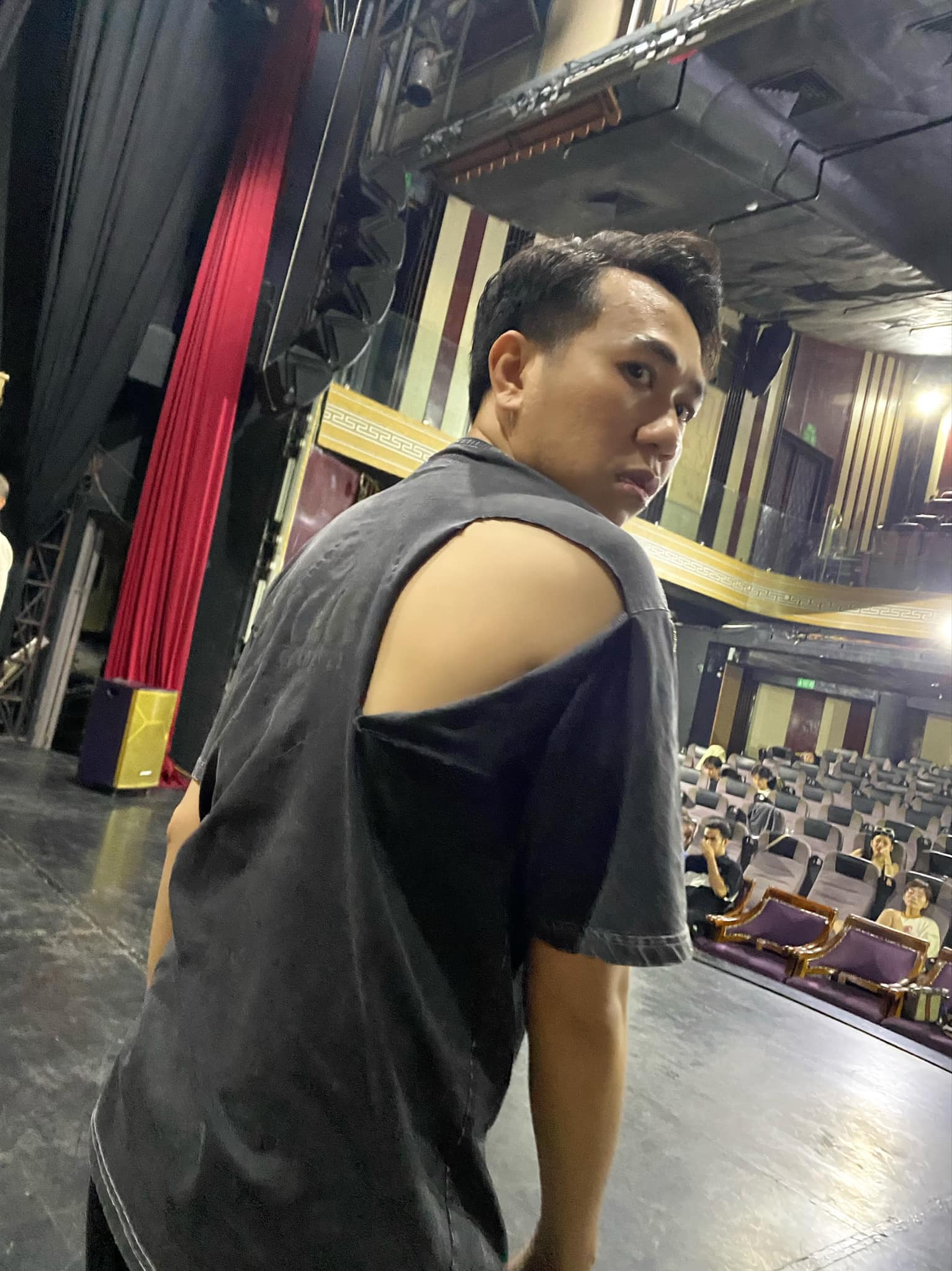 Biểu diễn hết mình, Anh Đức hốt hoảng vì gặp sự cố rách trang phục ...