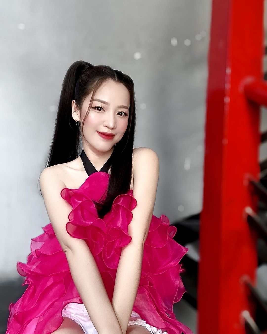 Phong cách thời trang vừa gợi cảm lại 'hack tuổi' của Puka - Saostar.vn