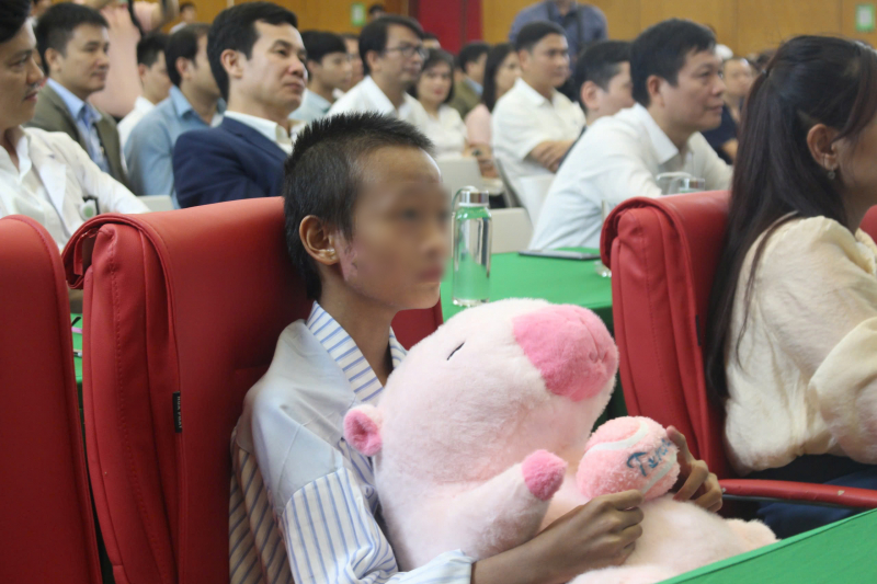 Bé gái làng Nủ hồi phục diệu kì, xuất viện sau 50 ngày điều trị ...