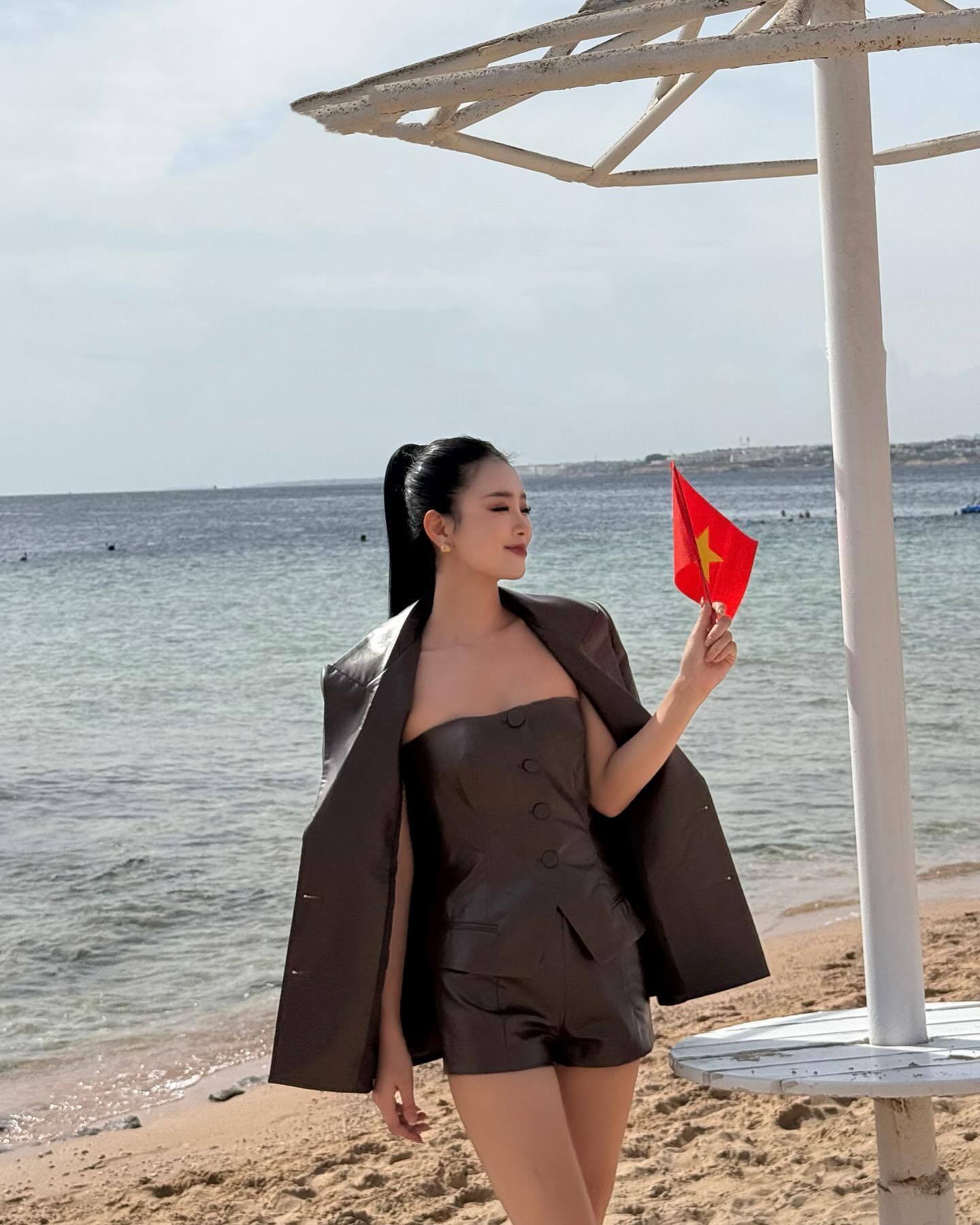 Bùi Khánh Linh diện váy khoe đường chân ngực trong ngày nhận sash ...