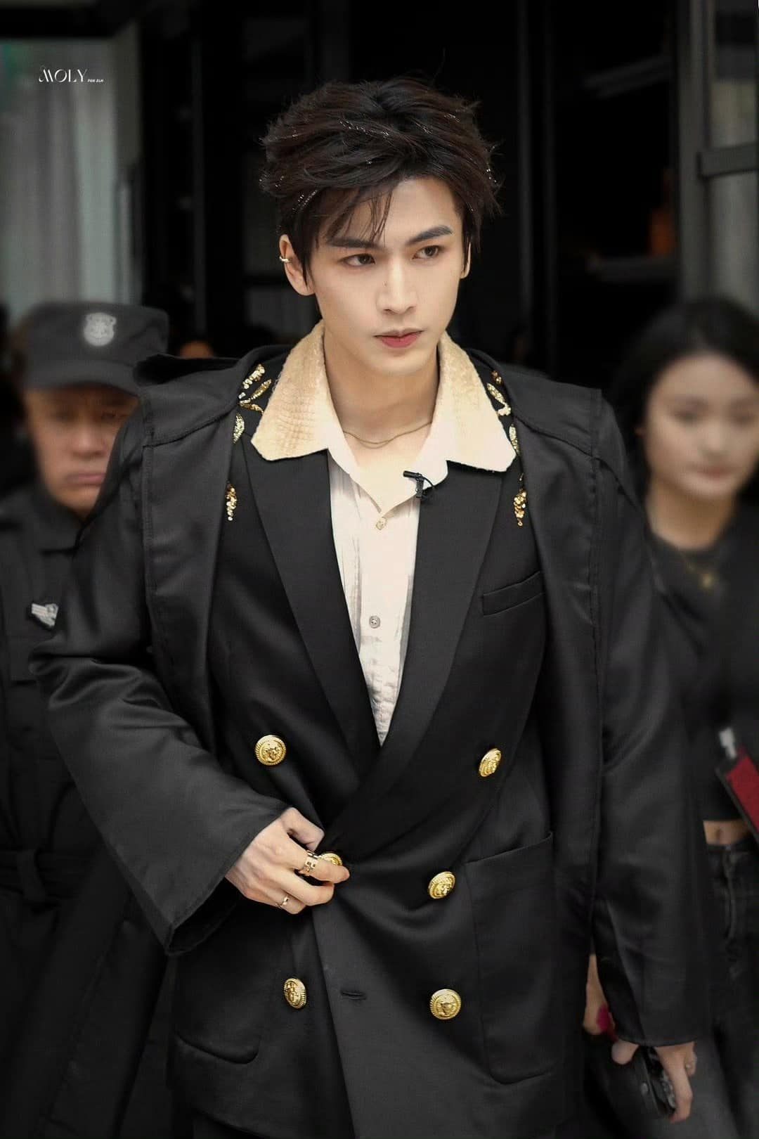 Loạt tạo hình hiện đại đẹp mê mẩn của Trương Lăng Hách - Saostar.vn