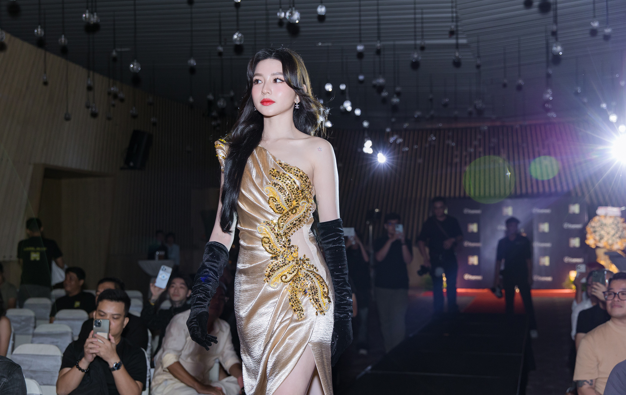 Miss Cosmo Việt Nam Bùi Xuân Hạnh tái ngộ 'người quen' - Saostar.vn