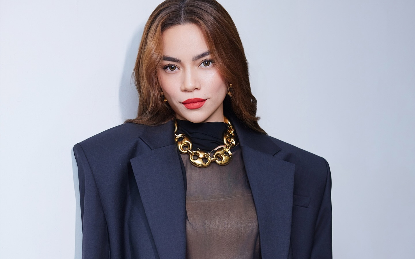 Đẹp khen - Xấu chê: Hồ Ngọc Hà quyền lực với son môi đỏ - Saostar.vn