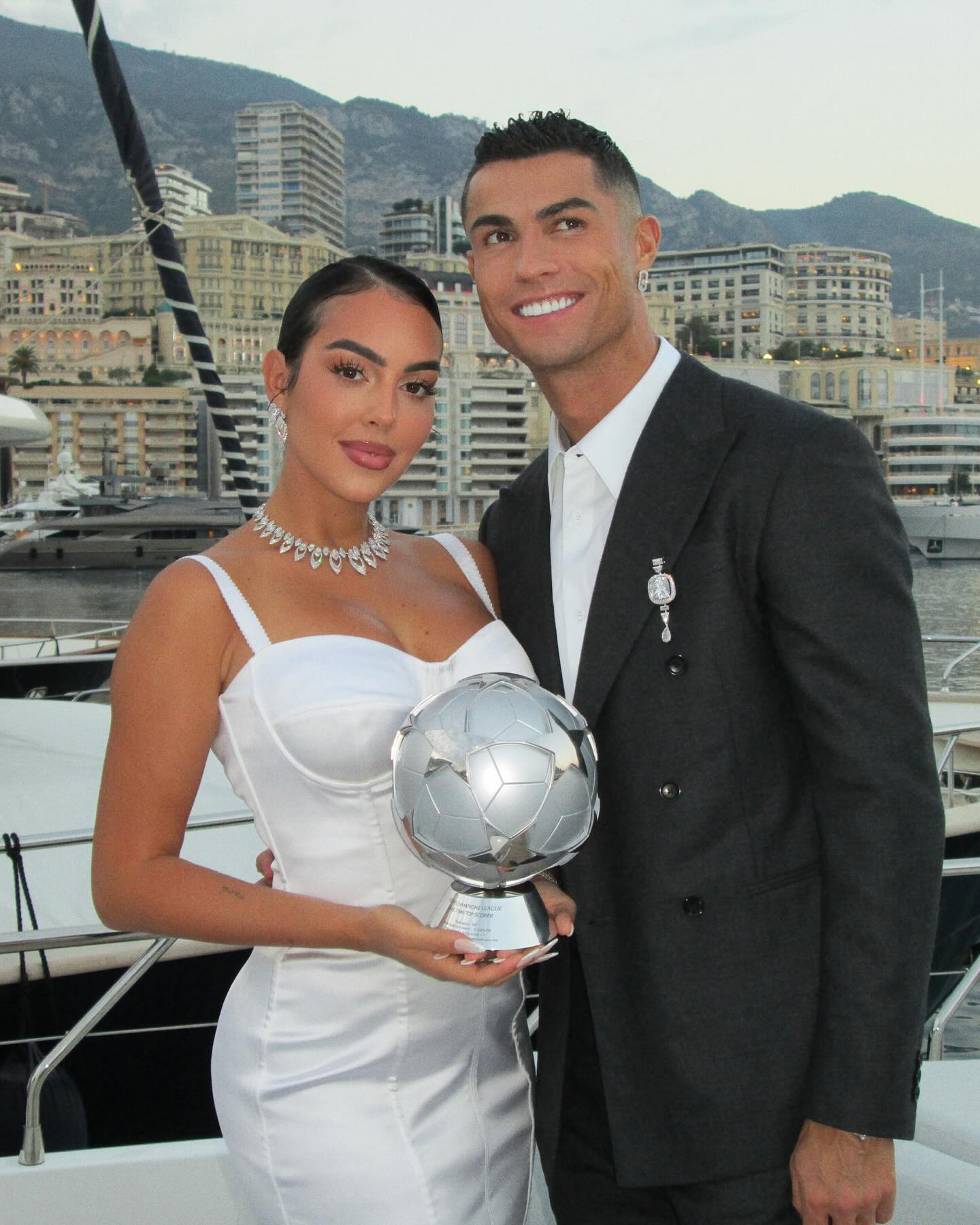 WAGs giàu nhất thế giới: Vợ Ronaldo thua một người sở hữu 11000 tỷ ...