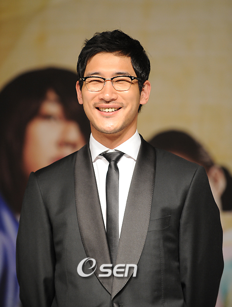 Tưởng niệm 12 năm Lee Eon qua đời: SNSD, Goo Hye Sun ngậm ngùi - Saostar.vn