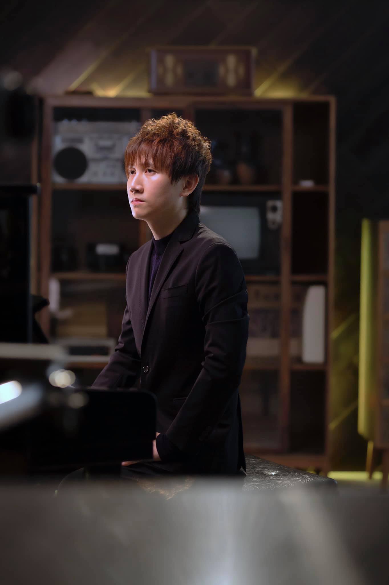 Mr. Siro gây chú ý khi vừa 'trồng chuối' vừa tiết lộ tên bài hát mới ...