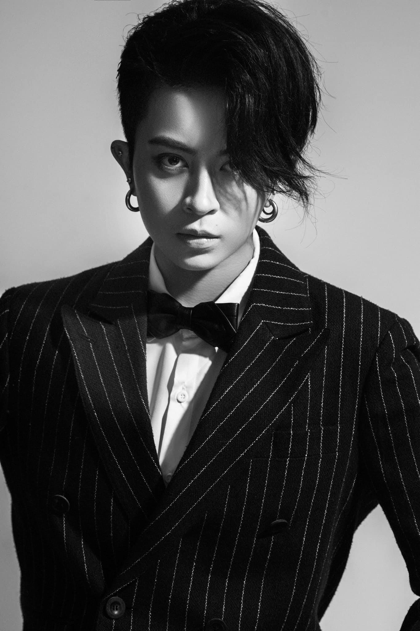 Dân mạng ngạc nhiên trước hình ảnh nữ tính diện váy 2 dây của Gil Lê ...