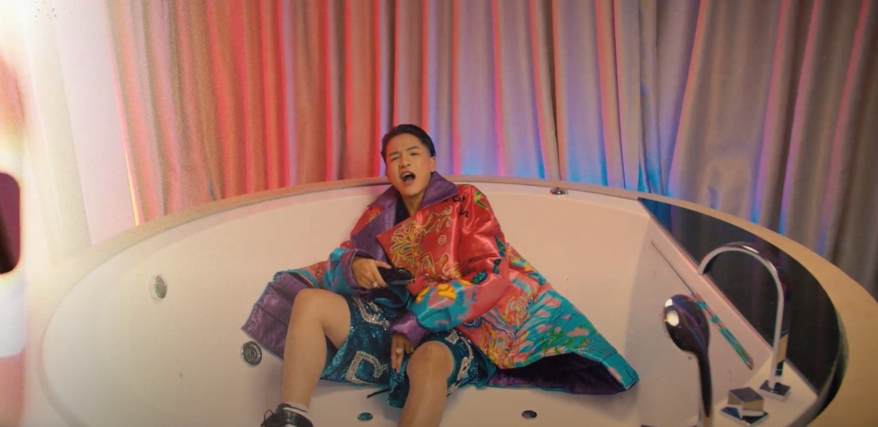 Weeza lần đầu hát nhạc phim với MV Sugar Mommy - Saostar.vn