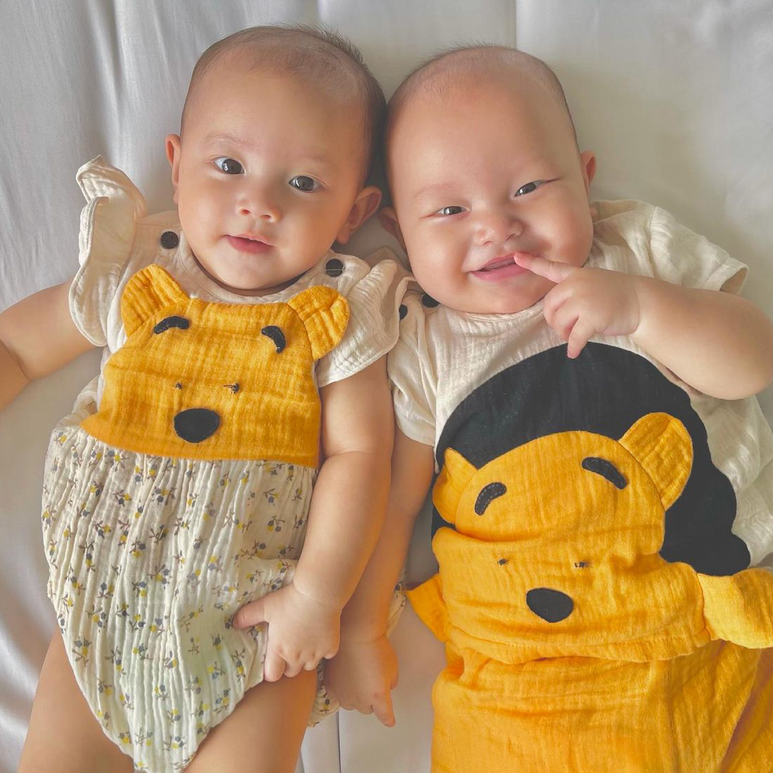Bật mí các tiết mục trong thôi nôi Lisa và Leon qua tấm thiệp mời