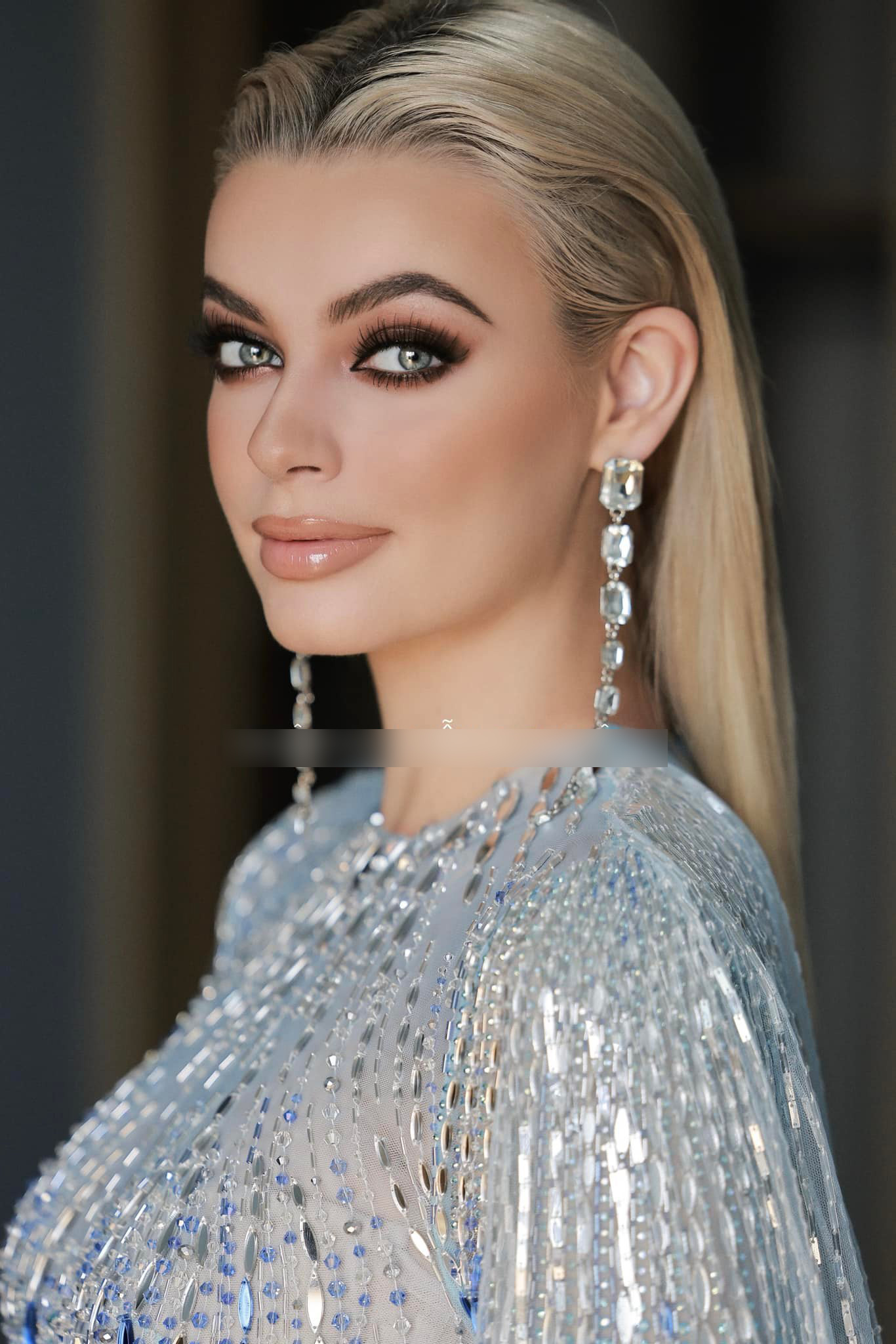 Đương kim Miss World Karolina Bielawski diện đầm xanh như Elsa - Saostar.vn