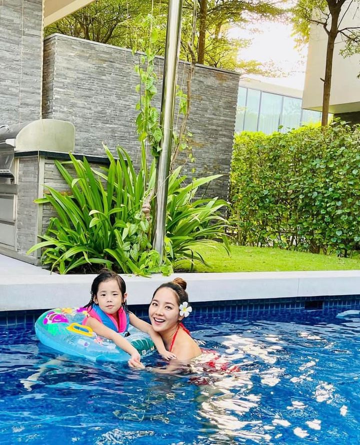 Oh Yoon Hee của Penthouse đưa cả gia đình đến Việt Nam du lịch - Saostar.vn