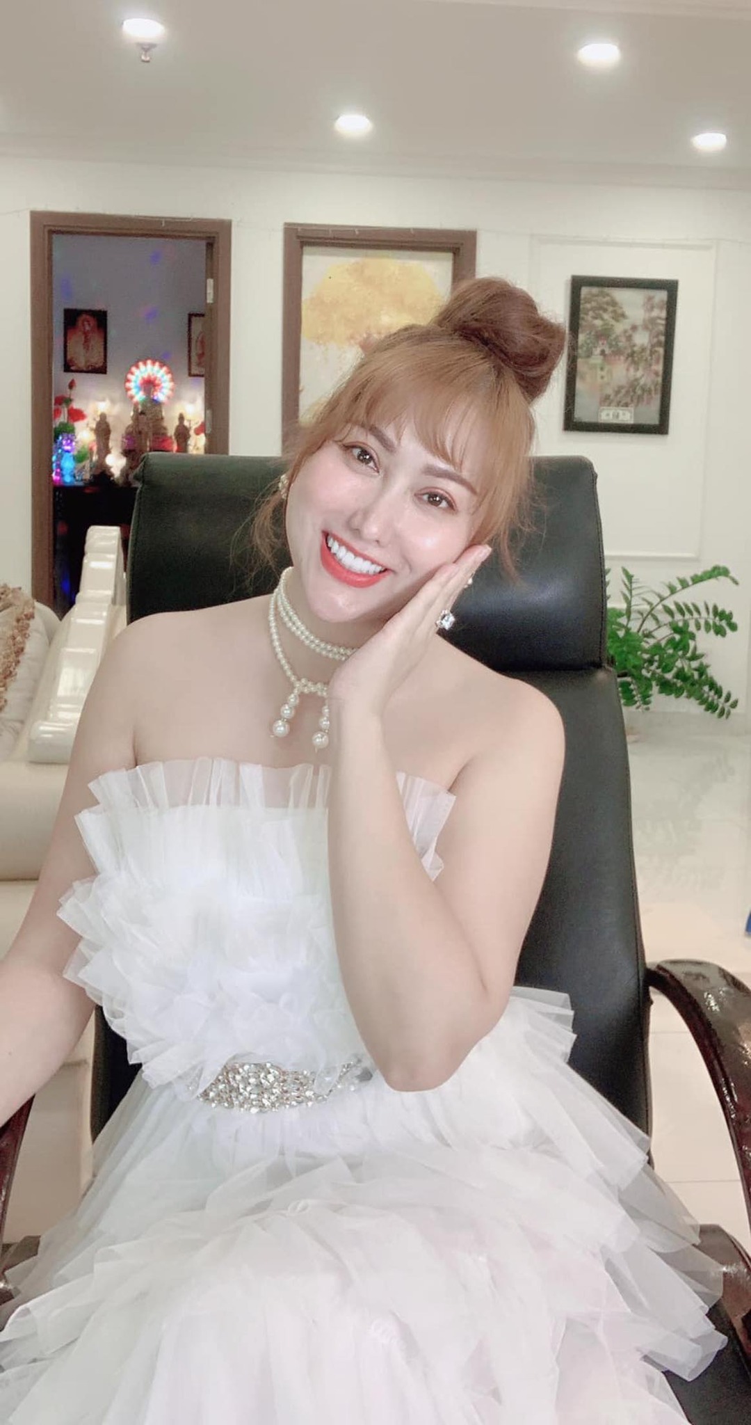 Phi Thanh Vân lộ nhan sắc qua cam thường khi dự lễ khai giảng - Saostar.vn