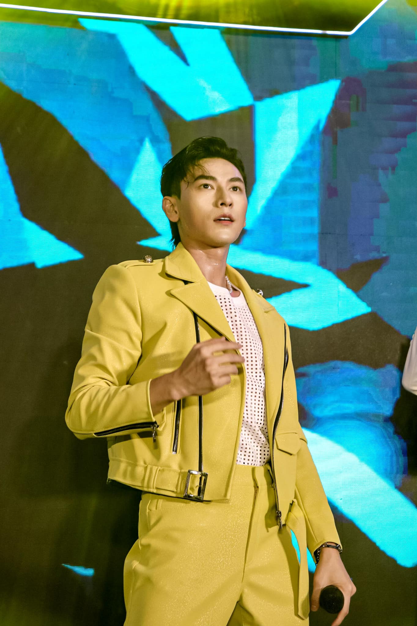 Isaac hát, cổ vũ và hò hét tên của một nam ca sĩ Vpop - Saostar.vn