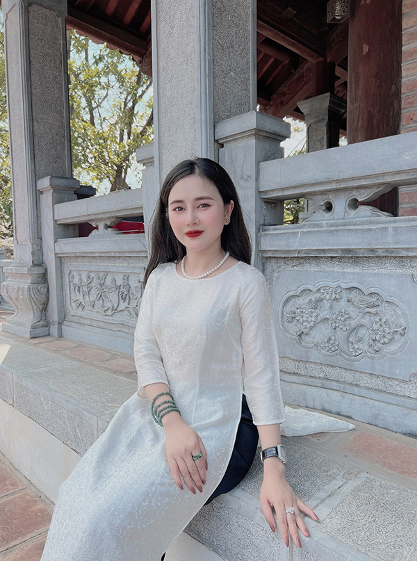 Hot Tiktoker triệu view Diệu Minh Châu và những bộ pháp phục đẹp - Saostar.vn