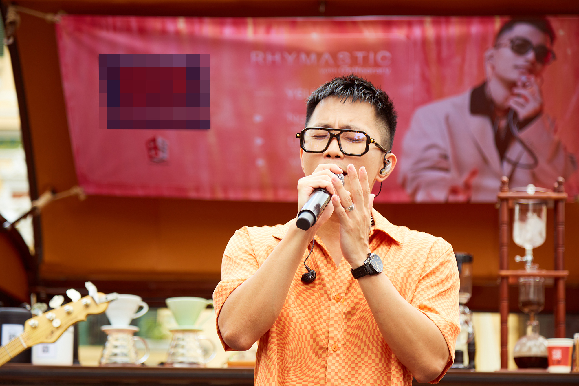 Rhymastic làm điều đặc biệt ngay trước Bưu điện thành phố - Saostar.vn