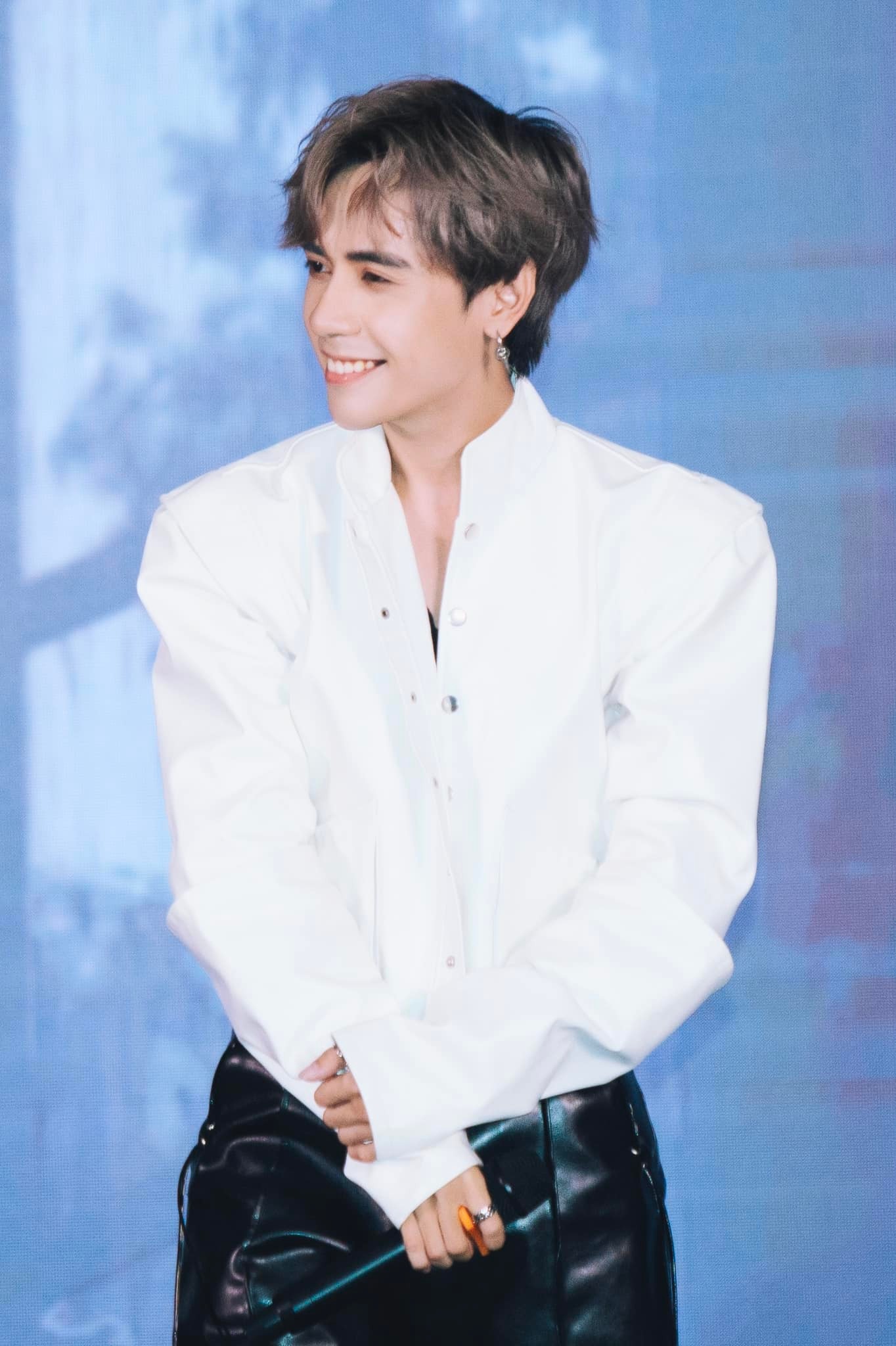 Quang Hùng MasterD được rapper F.Hero chăm như em bé trên sân khấu ...