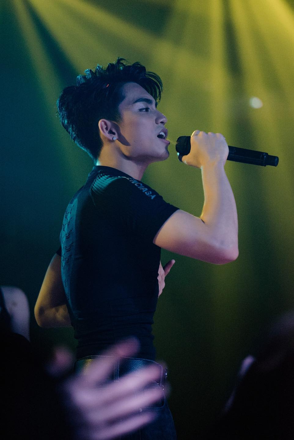 MONO bất ngờ bị khán giả chê 'ra vẻ' trên sân khấu - Saostar.vn