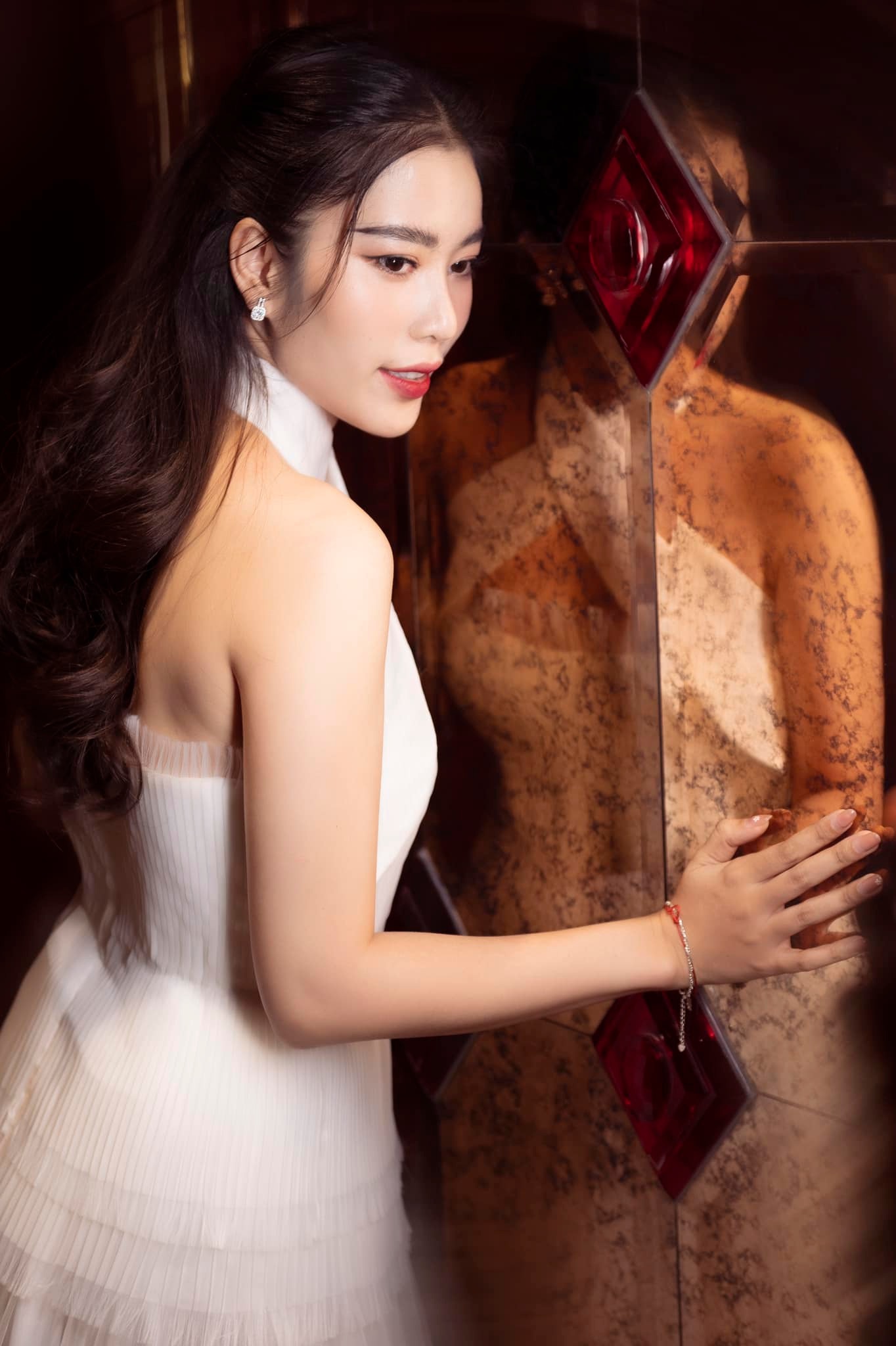 Nam Em ngồi đàn, gương mặt buồn so khiến nhiều người tò mò - Saostar.vn