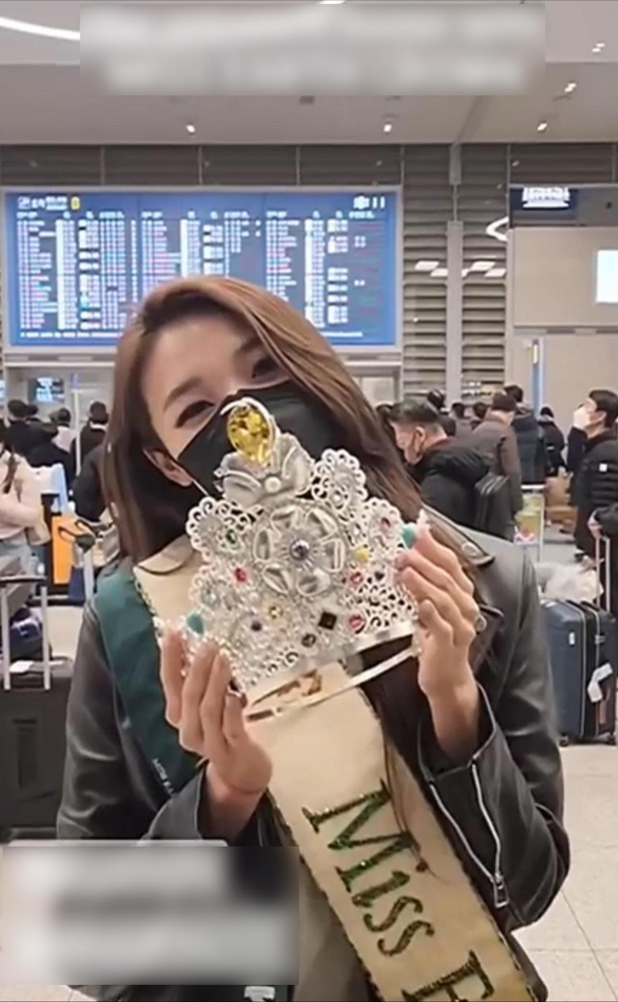 Tân Miss Earth đựng vương miện vào... túi giấy để 'xách' về nước ...