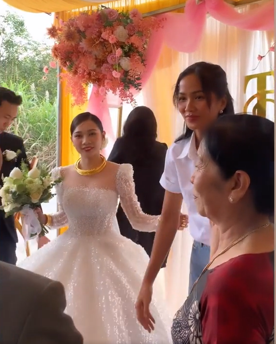 Hoa hậu H'Hen Niê ghi điểm khi dự đám cưới ở quê - Saostar.vn