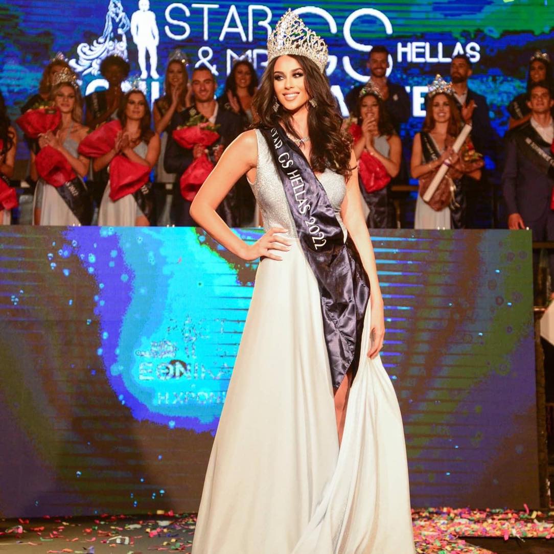 Miss Universe Hy Lạp với trang phục dân tộc 'xu chiêng' phát sáng ...