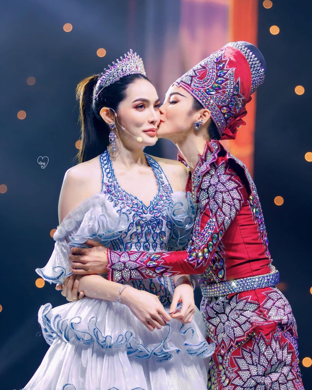 Engfa Waraha hôn bạn đồng giới trên sân khấu - Saostar.vn