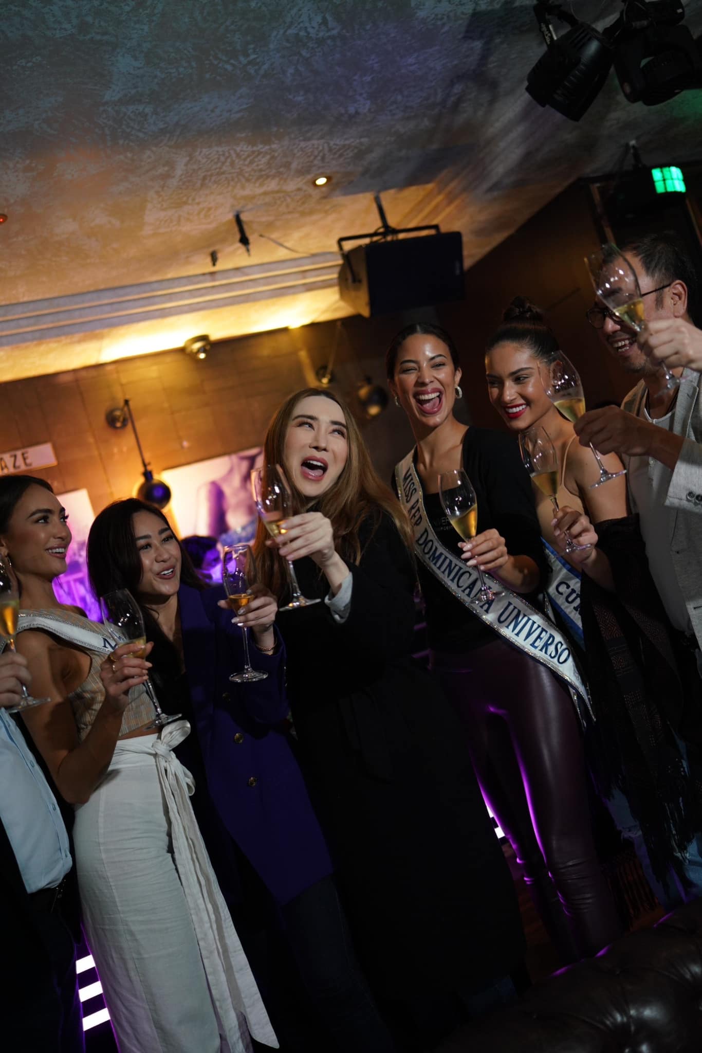 Miss Universe bị dân tình chỉ trích vì thích 'giật' spotlight - Saostar.vn