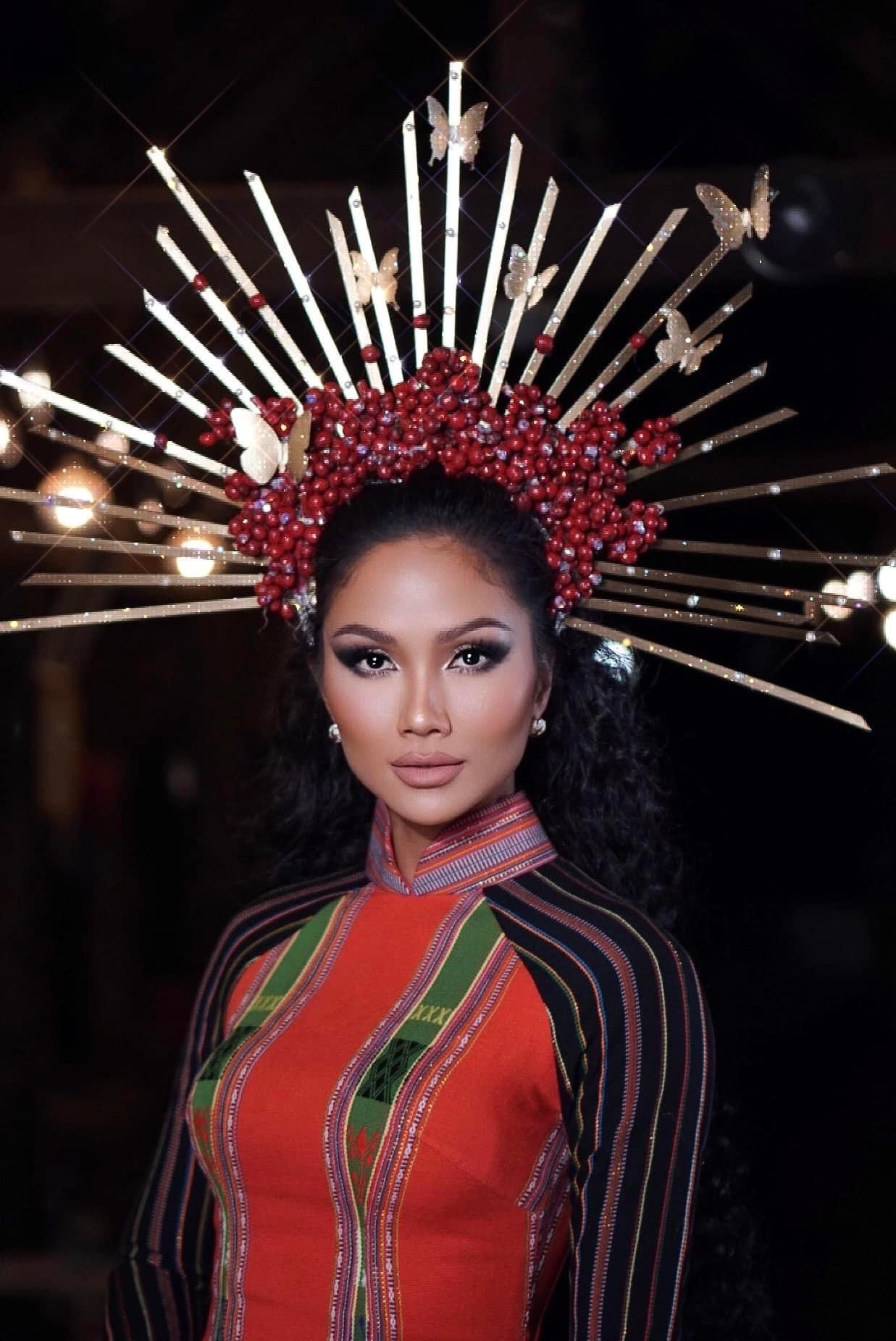 H'Hen Niê hái cà phê đính kết vương miện, thả dáng với áo dài thổ cẩm ...