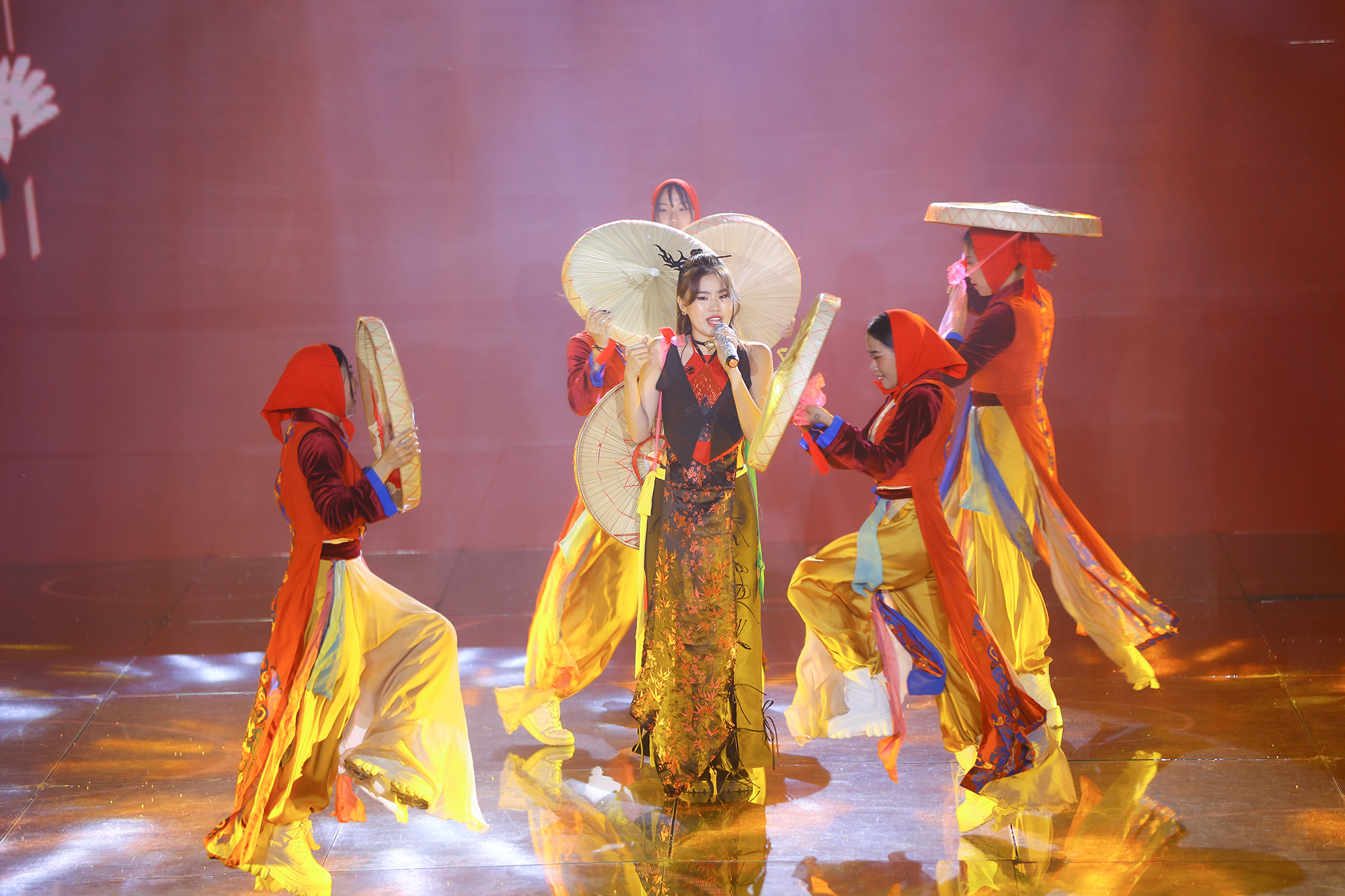 Rapper Pháo 'khóa môi' khách mời trên sân khấu The Heroes - Saostar.vn